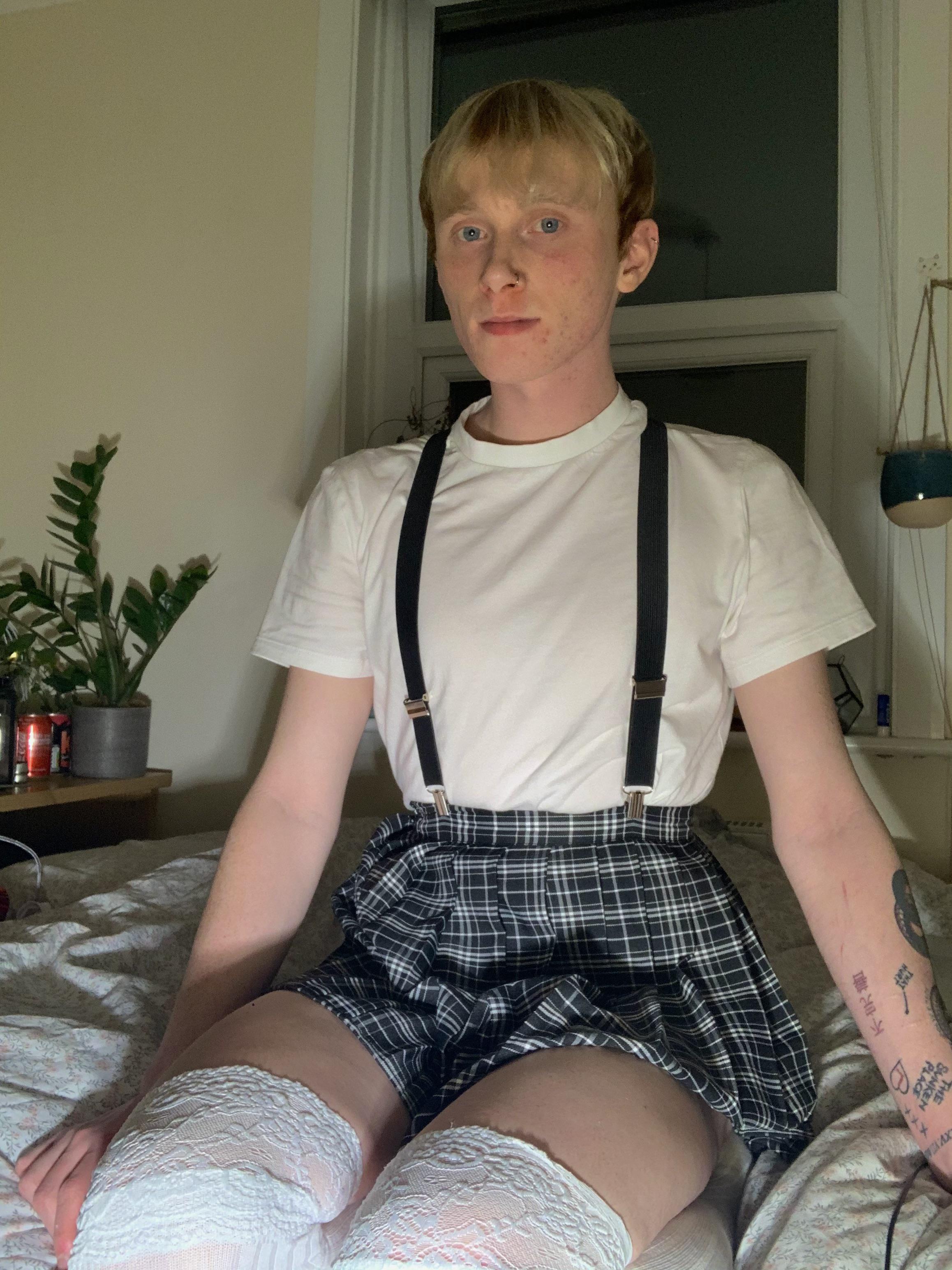 place your head in between my thighs | Scrolller