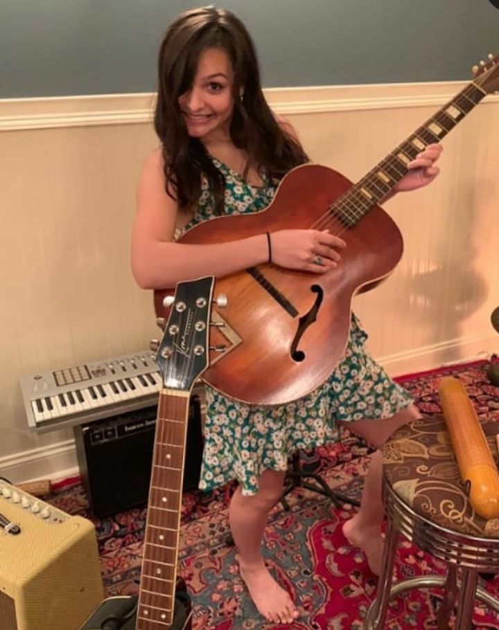 Playing guitar | Scrolller