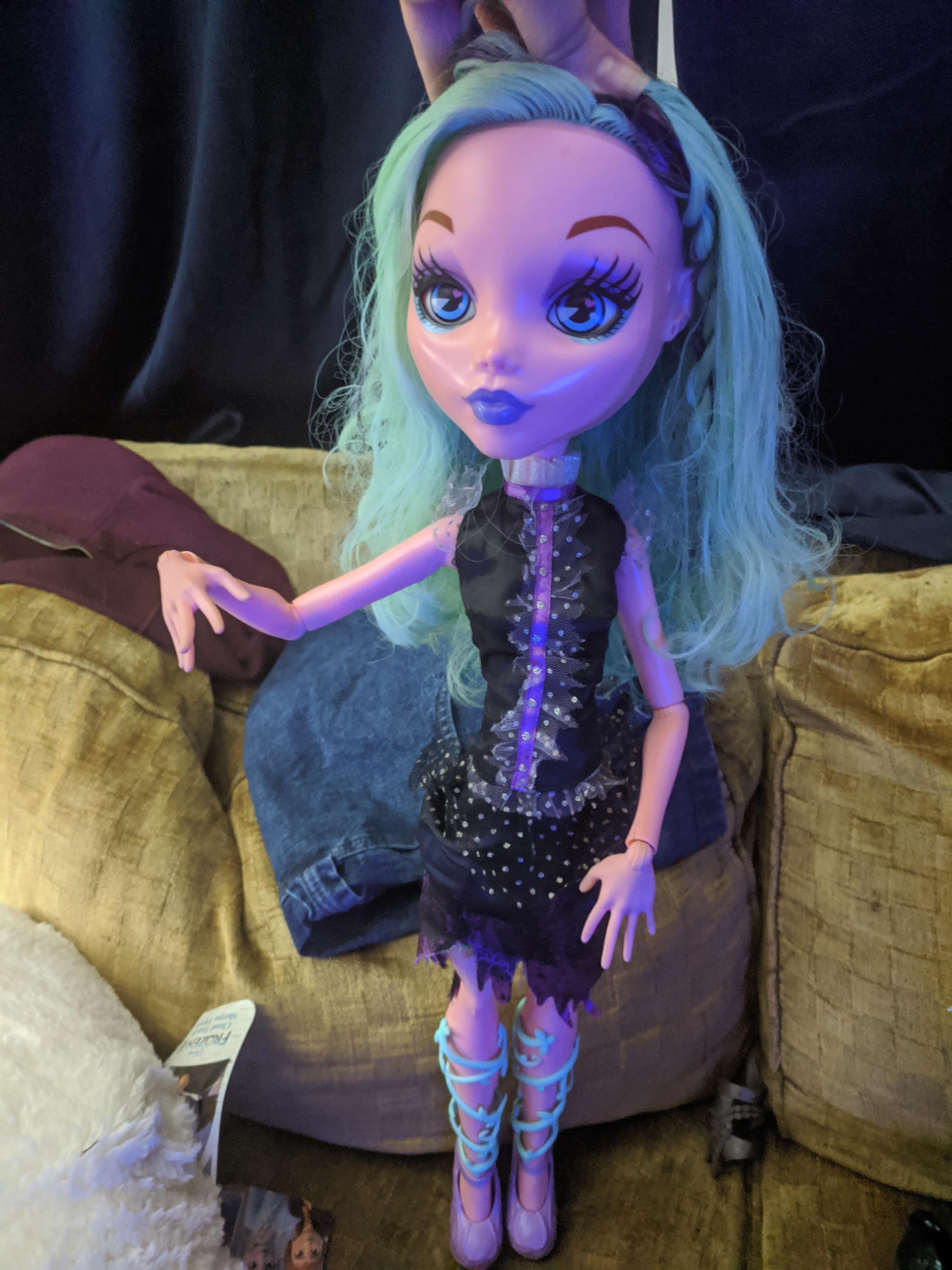 Please help name this doll!! | Scrolller