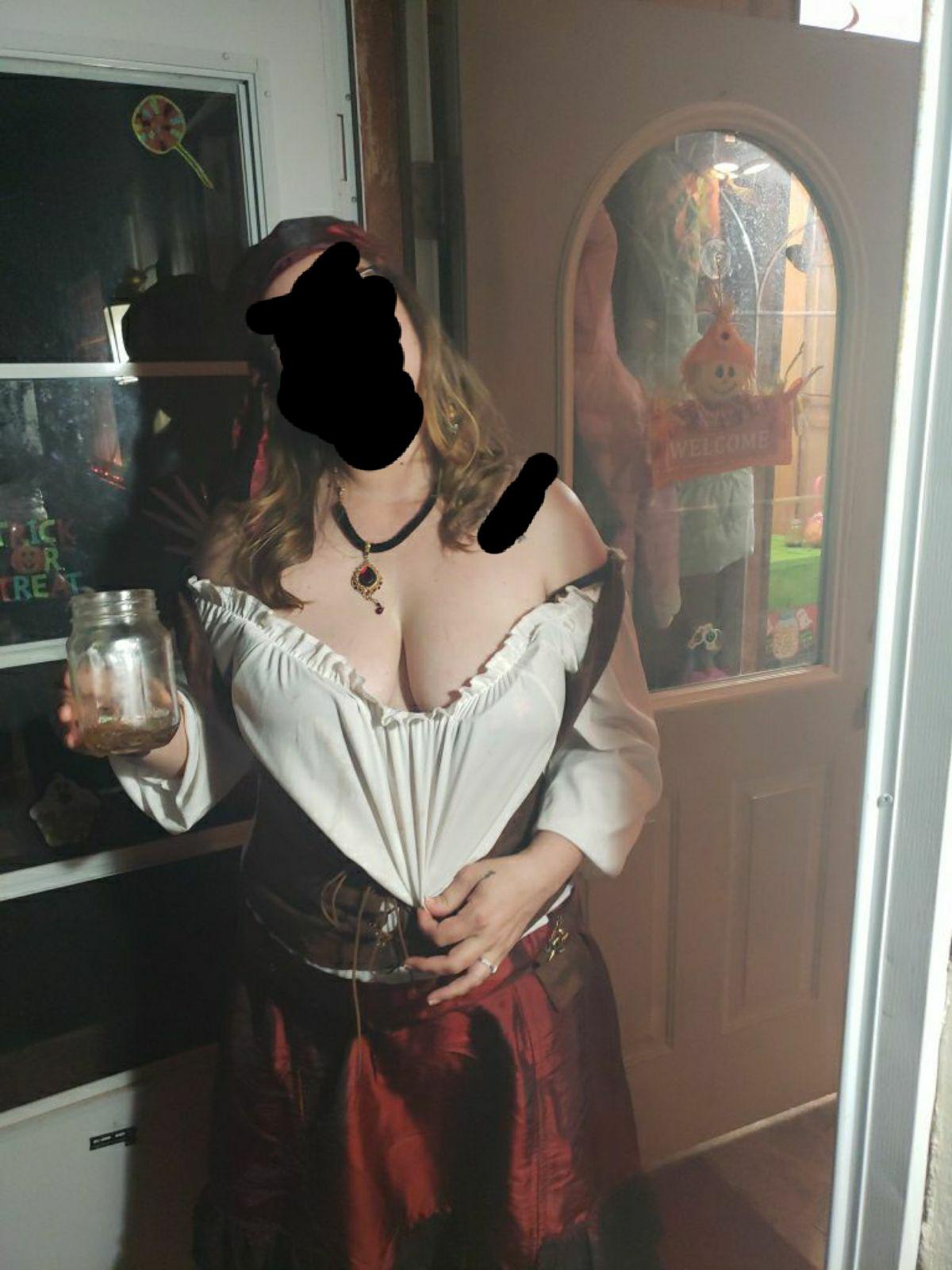 Please tell me how you would want my pirate wife! | Scrolller