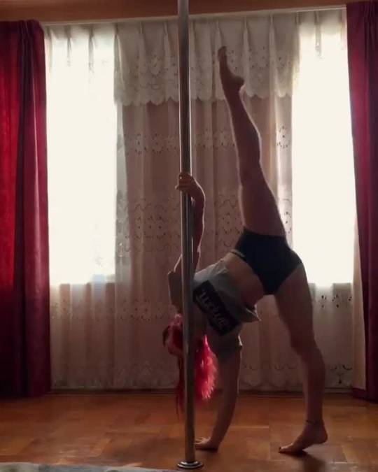 Pole dance instructor Jessica Bogdanov | Scrolller