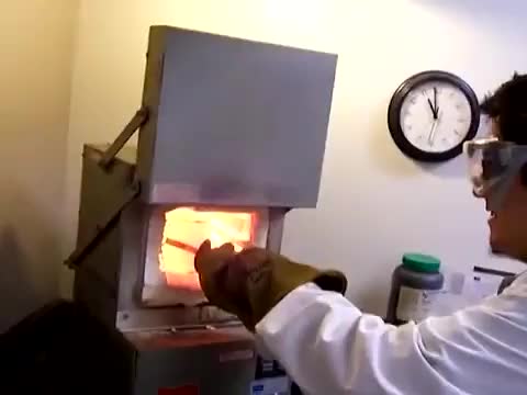 Pouring molten aluminium into an unheated mold | Scrolller