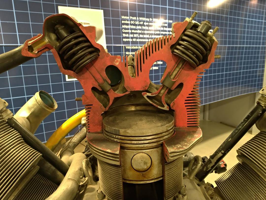 Pratt & Whitney R-1830 Twin Wasp cylinder head cut. [3264 x 2448] | Scrolller