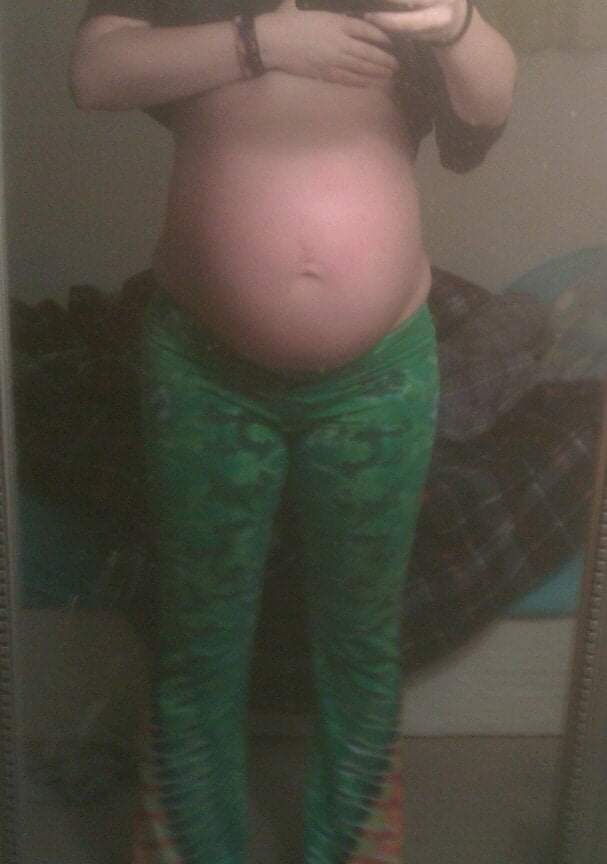 Pregnant round belly | Scrolller