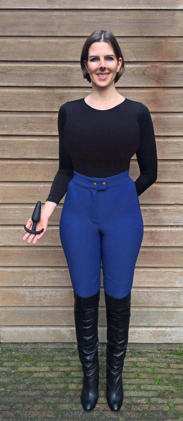 Presenting her toy | Scrolller