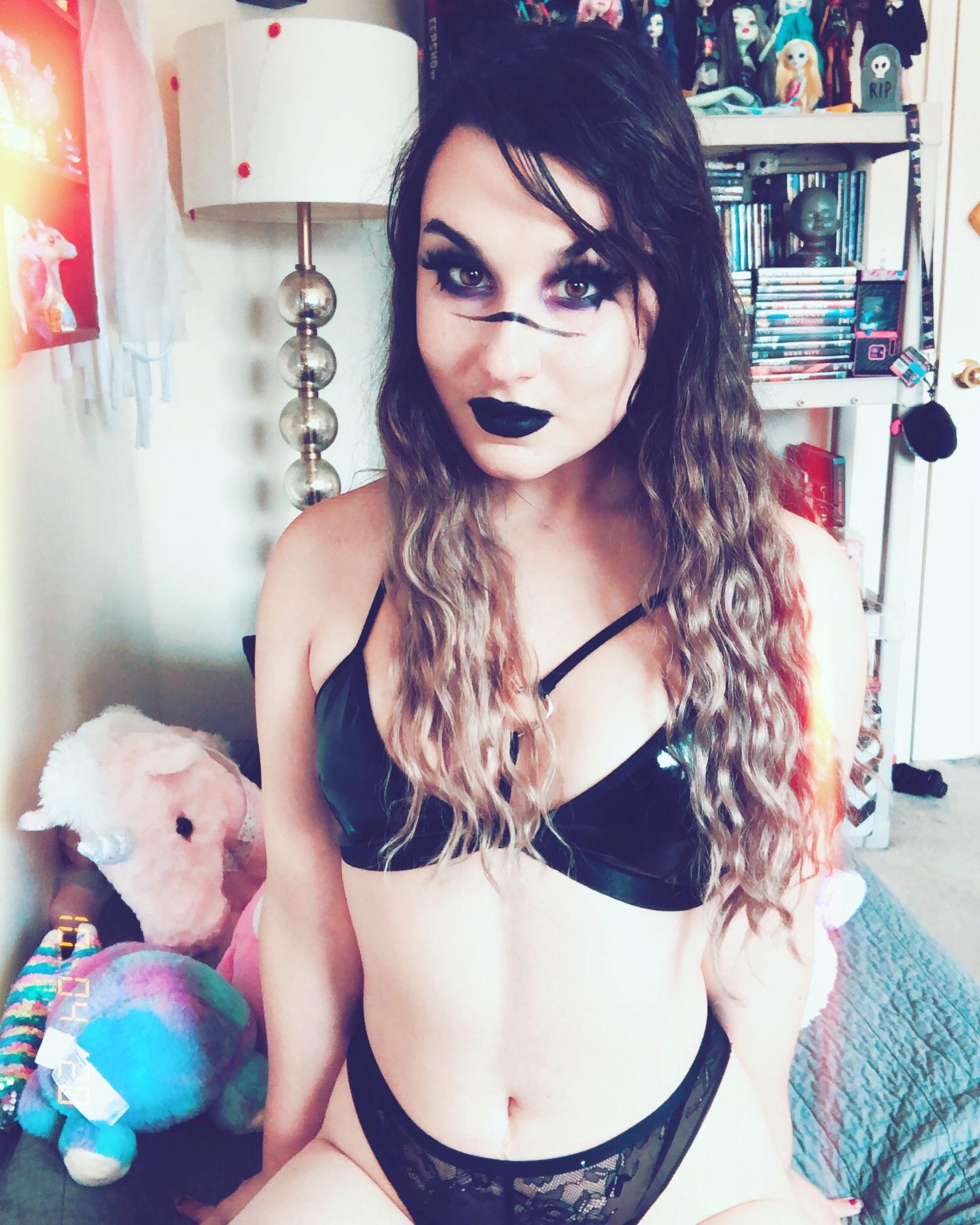 Pretty alternative Persian girl wants to suck your dick | Scrolller