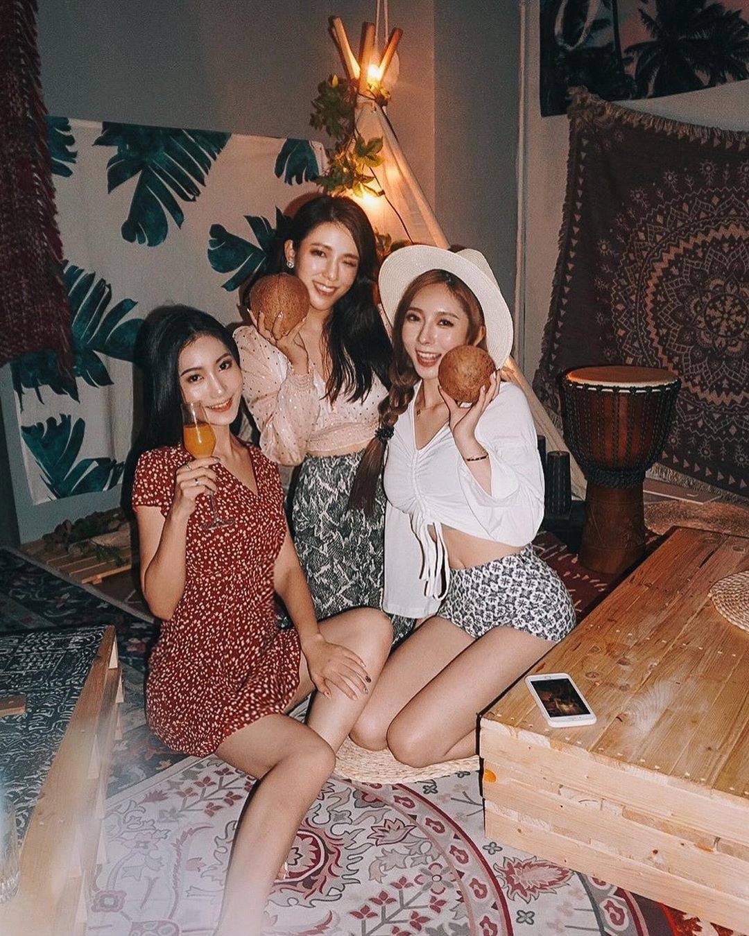 pretty friends | Scrolller