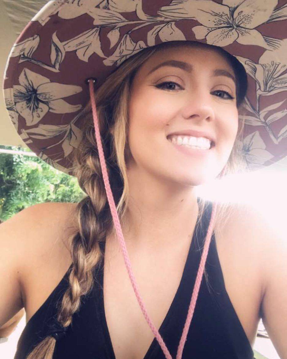 Pretty girl smiling | Scrolller