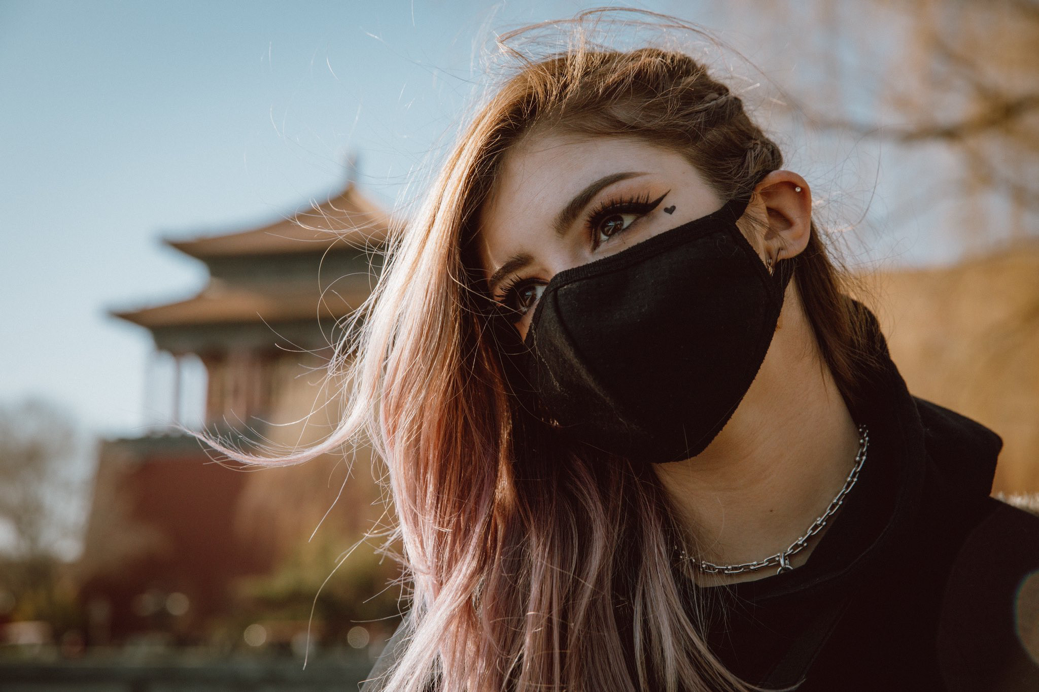 Pretty in a face mask | Scrolller