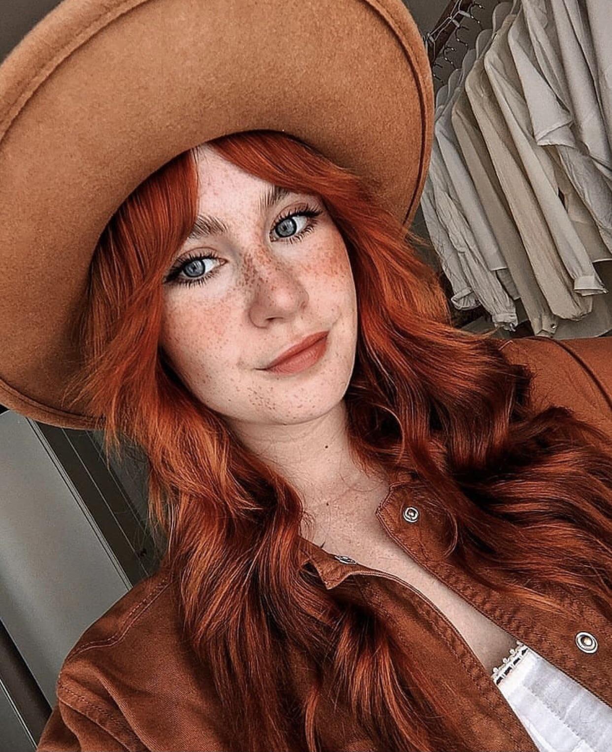 Pretty Jey down on the farm. | Scrolller