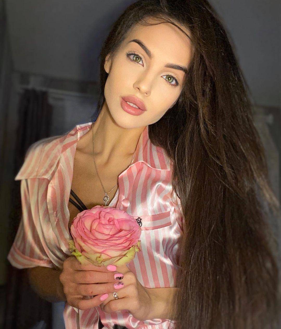 Pretty Rose | Scrolller