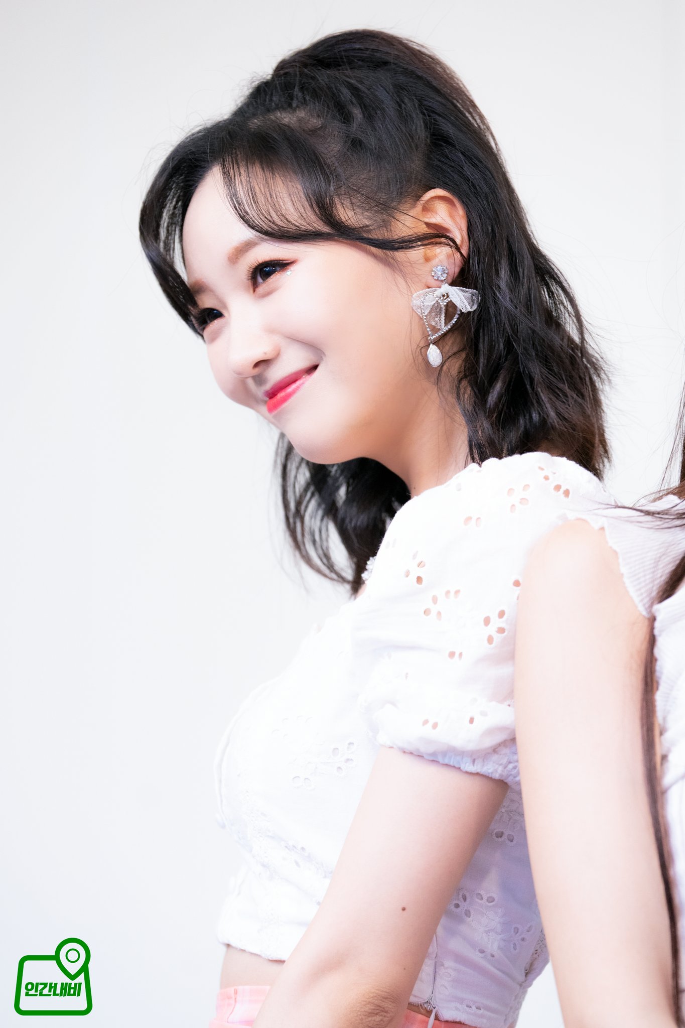 Pretty Sujeong in white | Scrolller