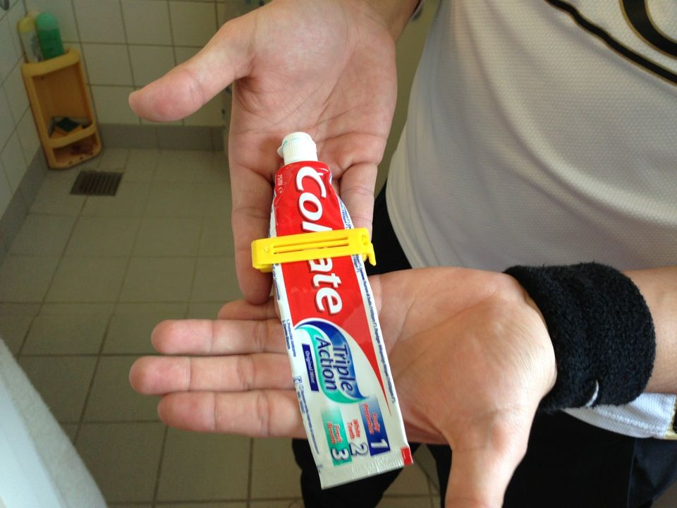 Prevent the remaining toothpaste from sliding back into the tube | Scrolller
