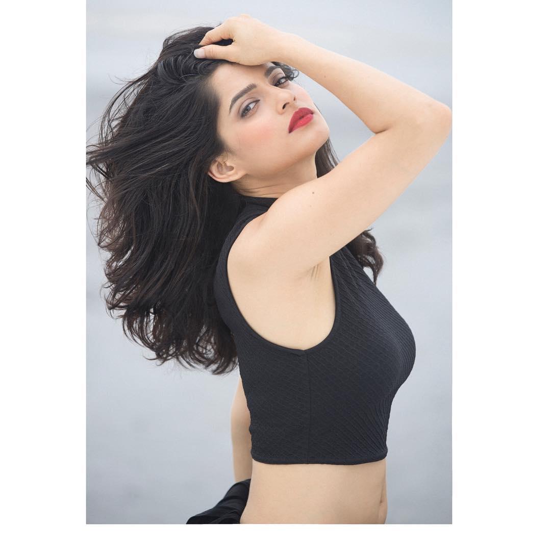 Priya Bapat's Milky Body. Those armpits and navel with perfect rack is blessing we can see ...