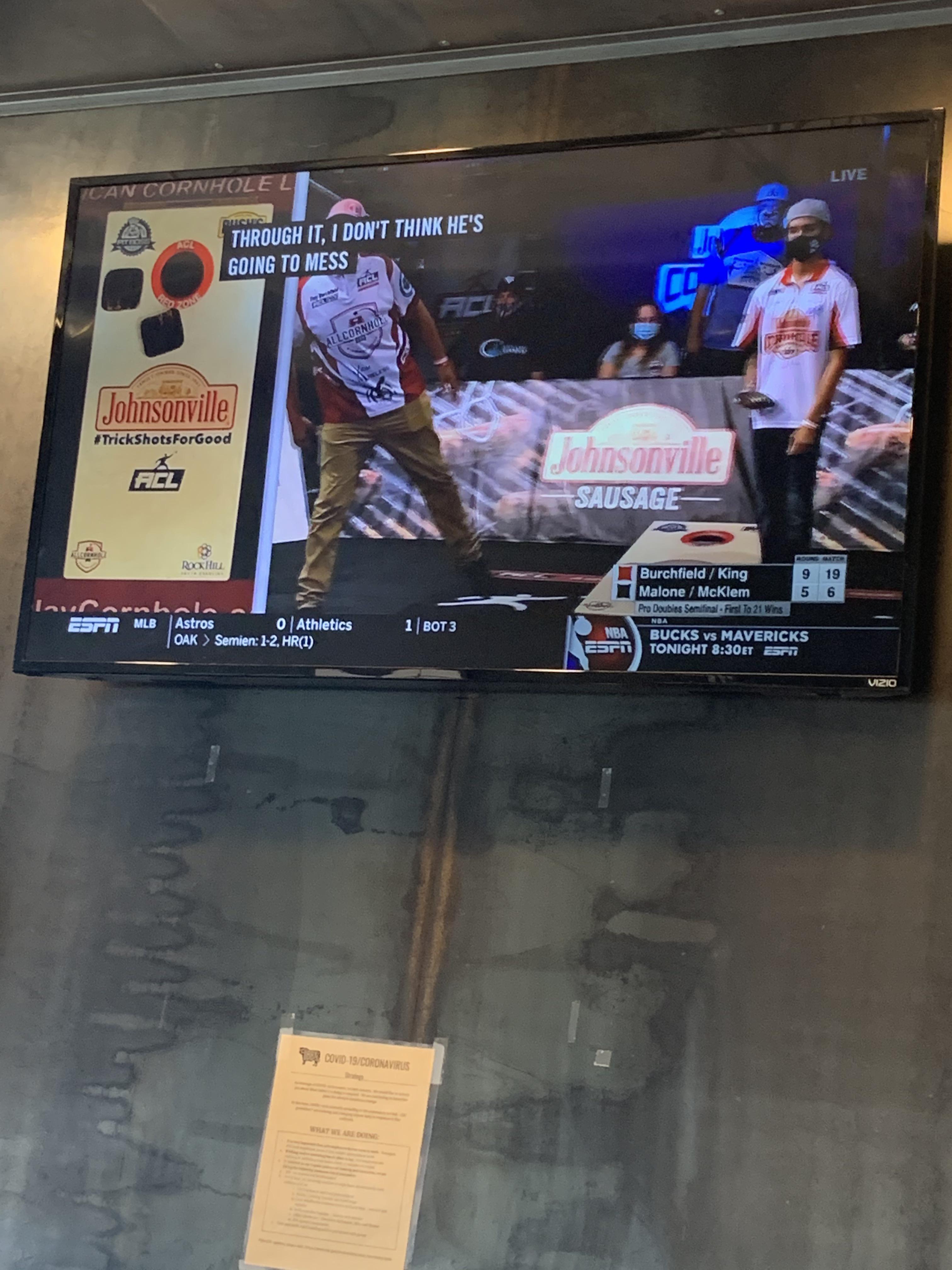 Professional cornholeing | Scrolller