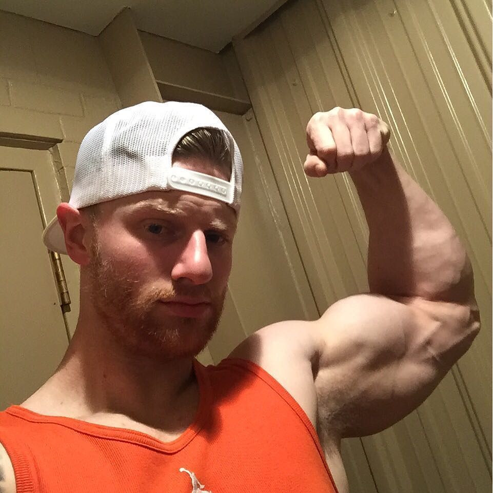 Proud of his bicep | Scrolller