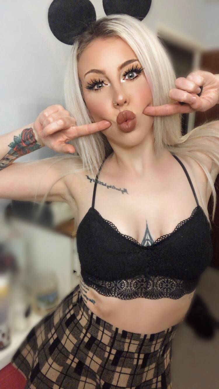 Pucker up 🖤🌹 | Scrolller