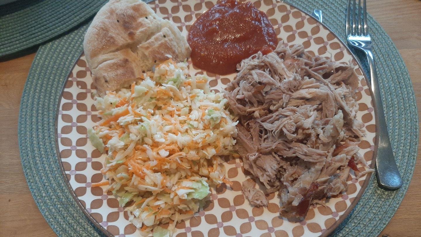 Pulled Pork mit Cole Slaw und BBQ-Sauce | Scrolller