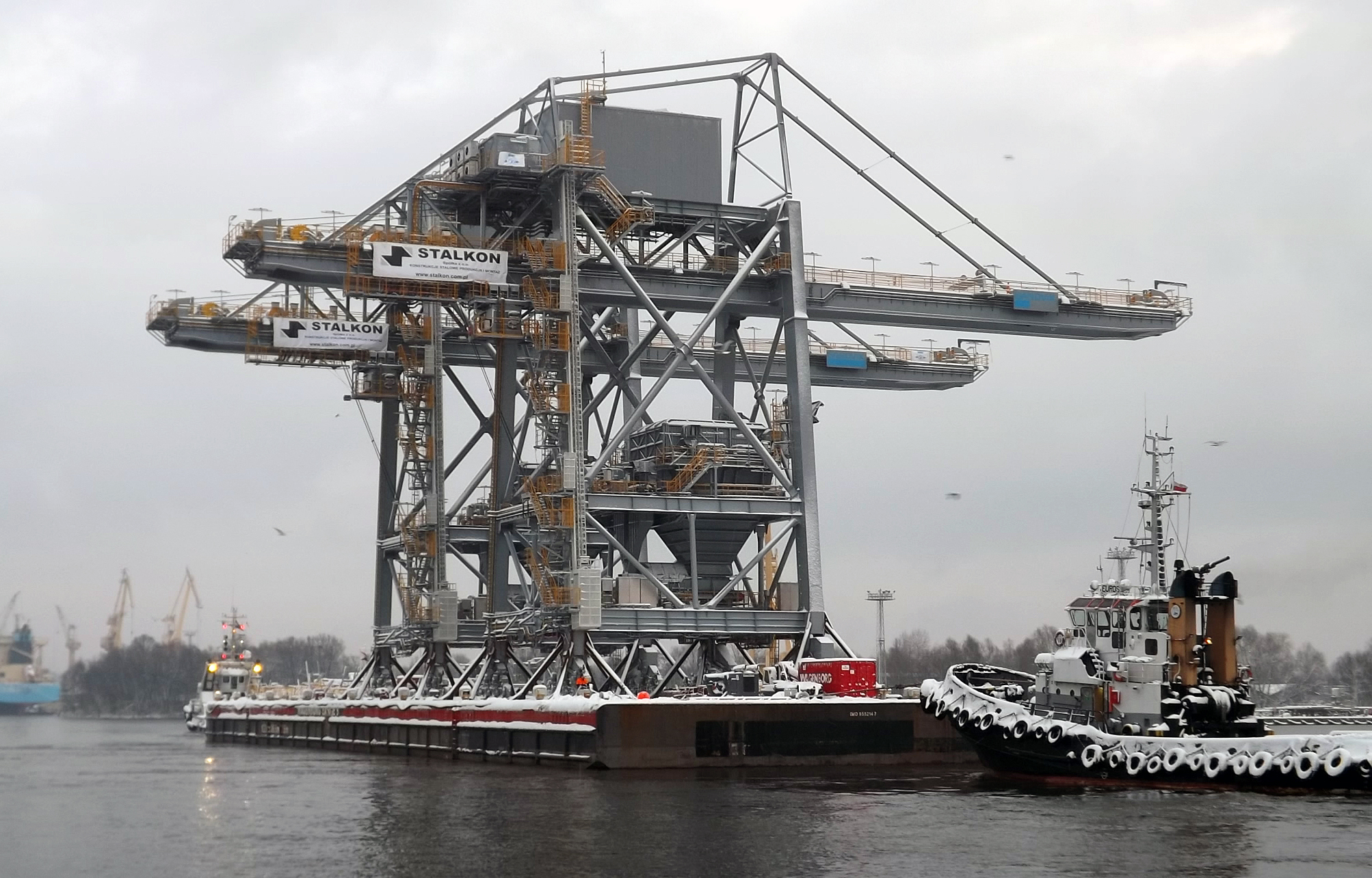 Pushing along some port cranes | Scrolller