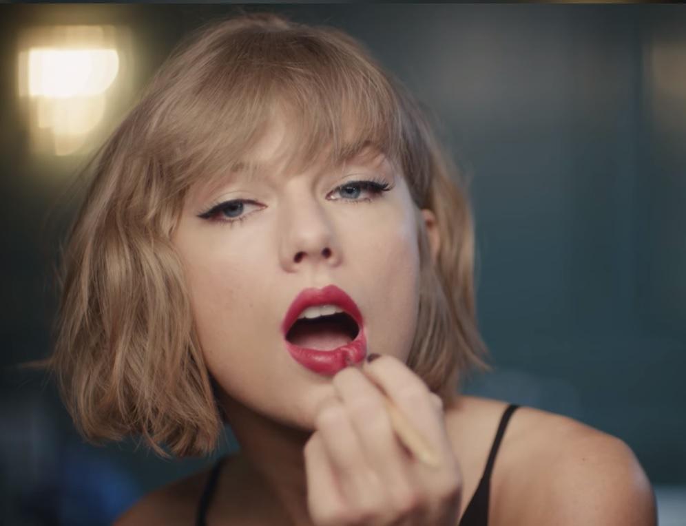 Putting on Lipstick | Scrolller