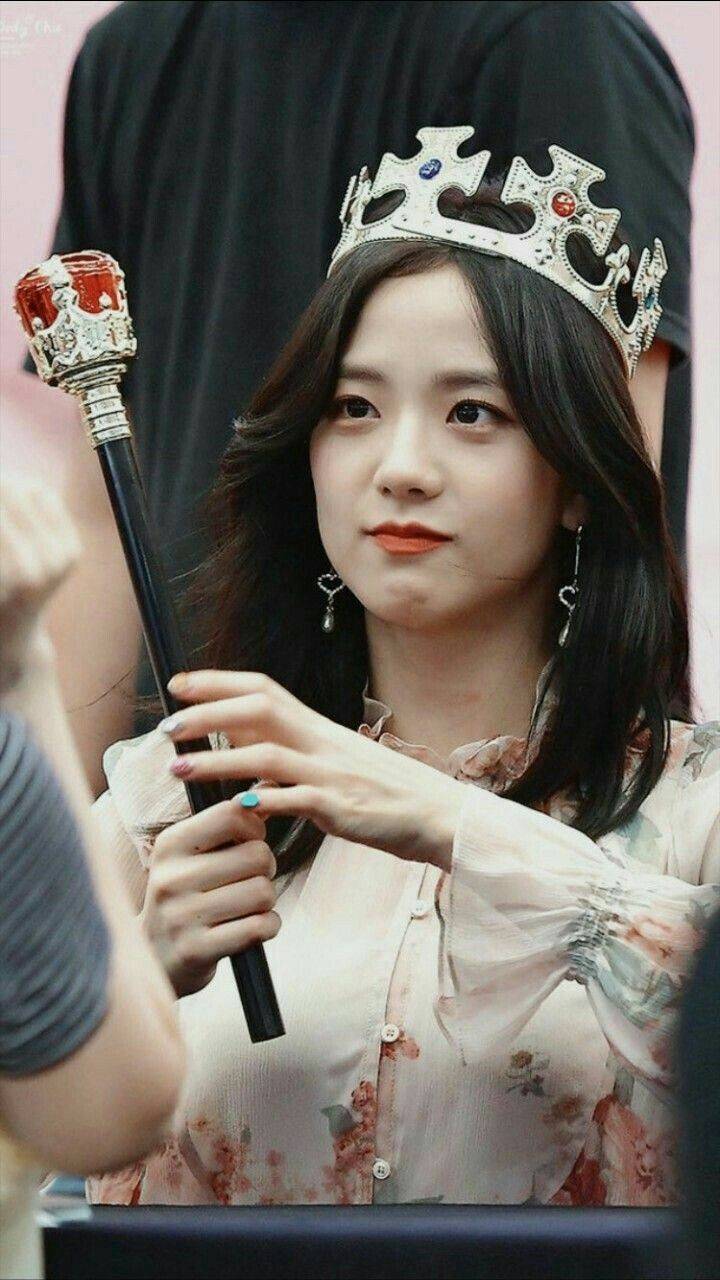 Queen jisoo | Scrolller