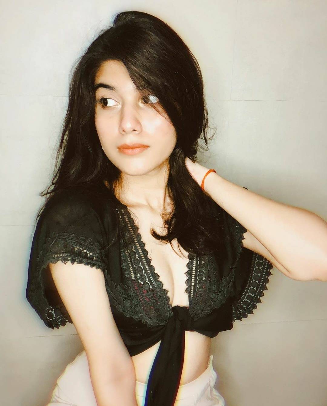 Queen nangi ho rahi hai dheere dheere | Scrolller