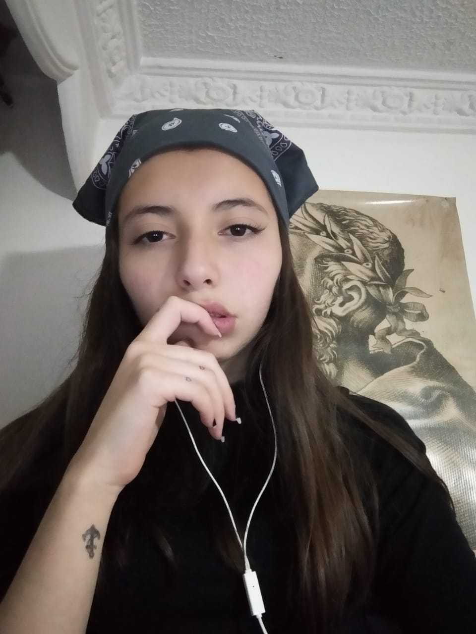 Quien quiere ver fotos y videos de esta putica? | Scrolller