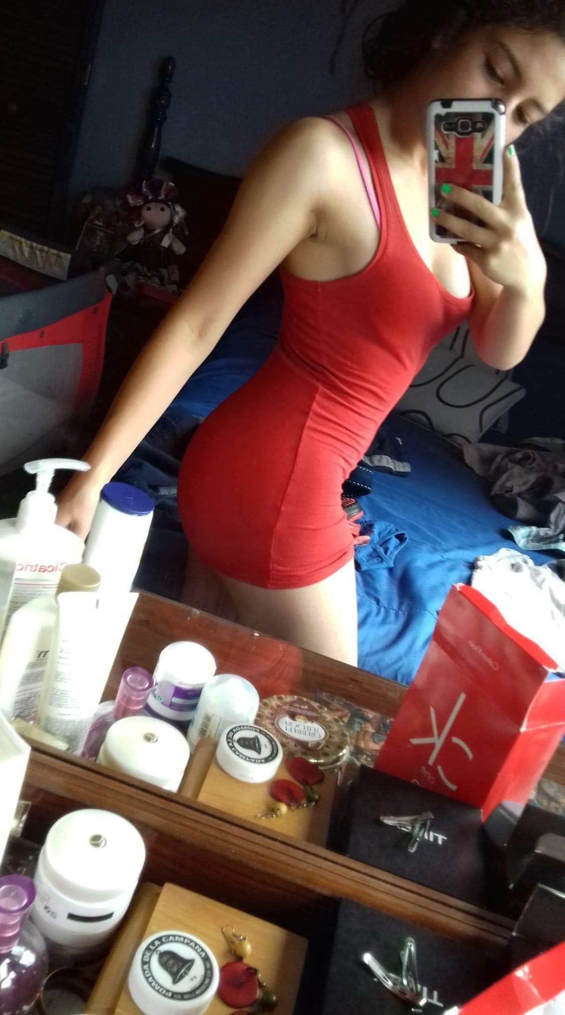 Quieres el pack de esta putita? 19 añitos ️ | Scrolller