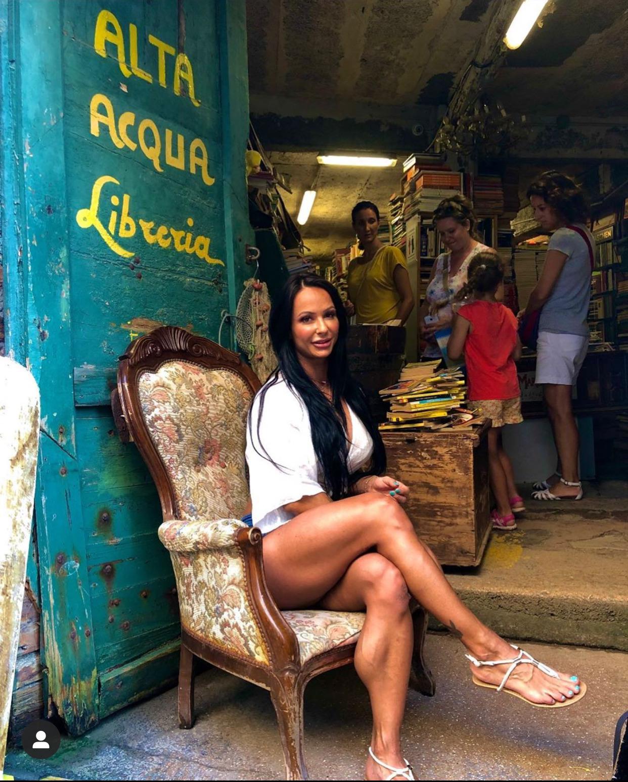 Rach White | Scrolller