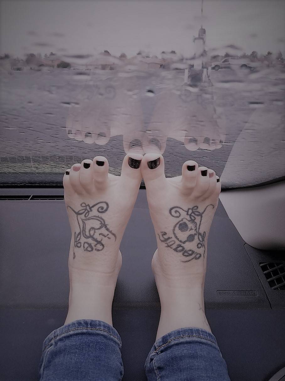 Rainy day, cooling off my feet on the cold windshield | Scrolller