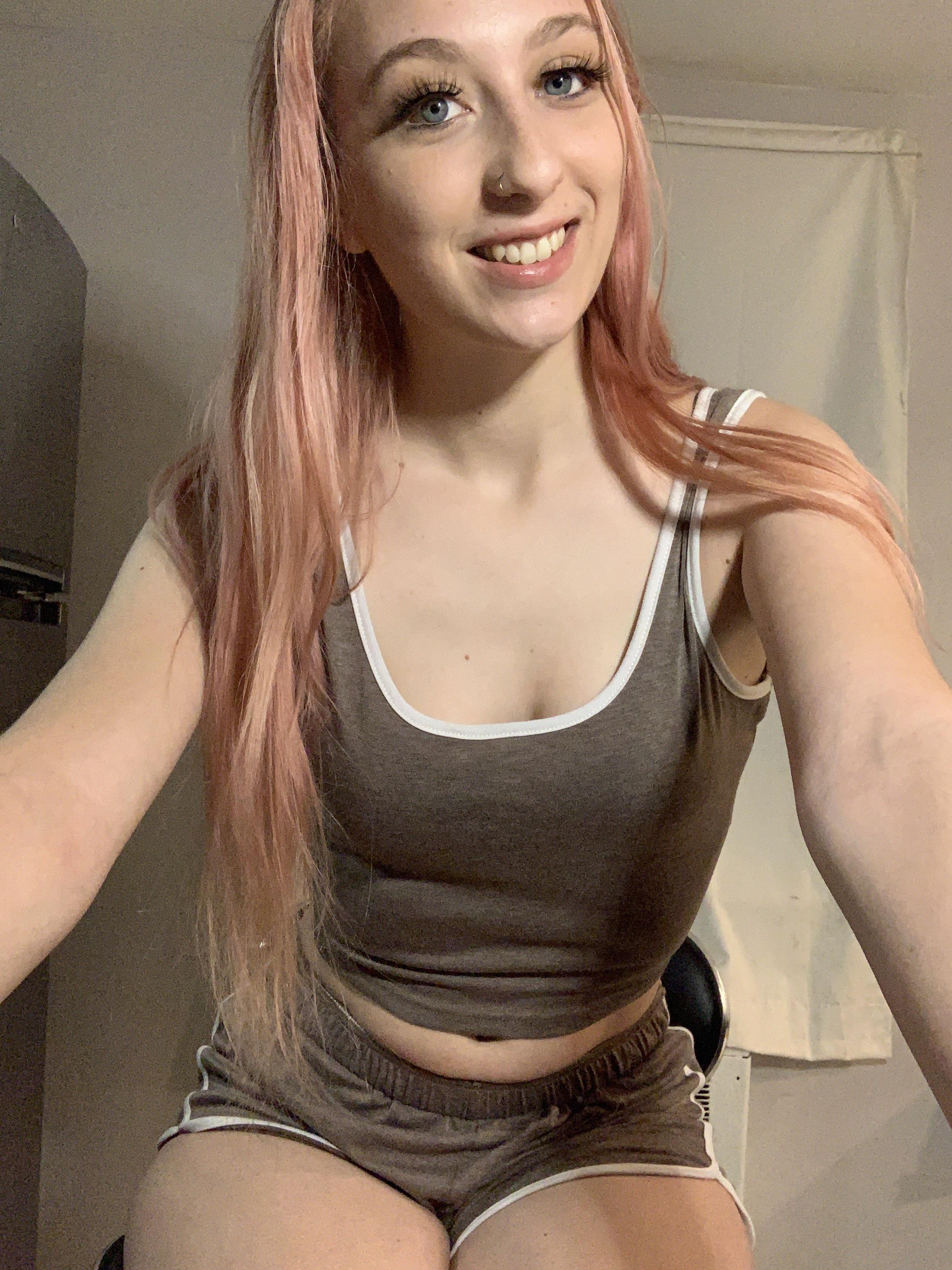 Rare pic of me smiling… 😳😳 (25f) | Scrolller