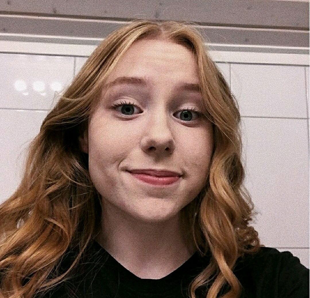 rate her face 1-10? | Scrolller