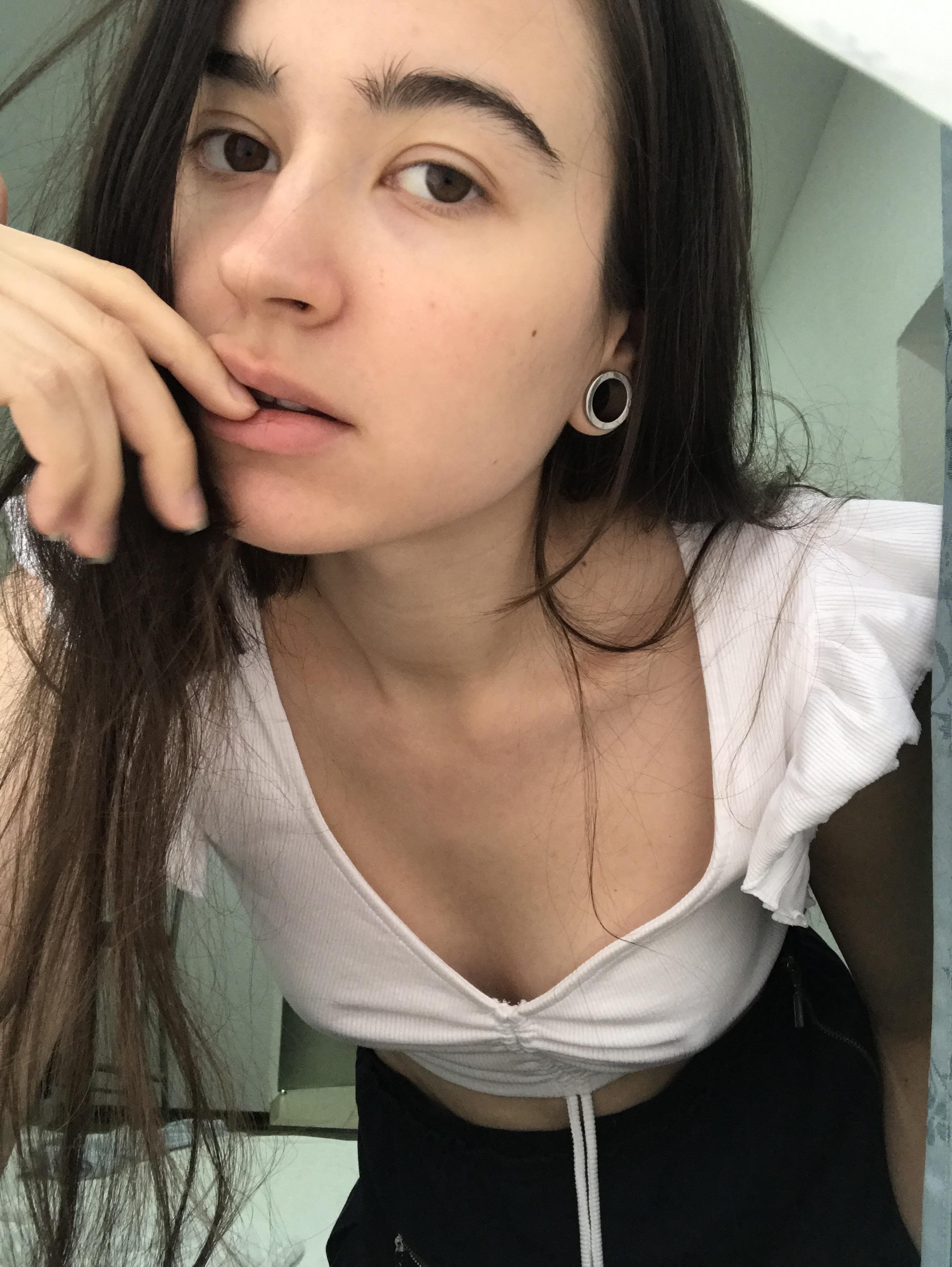 Kiss or hug? | Scrolller