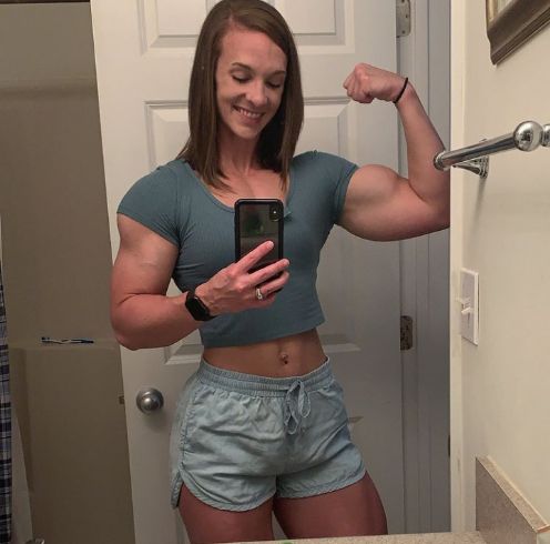 Really enjoying this pic, just look at those arms!! | Scrolller