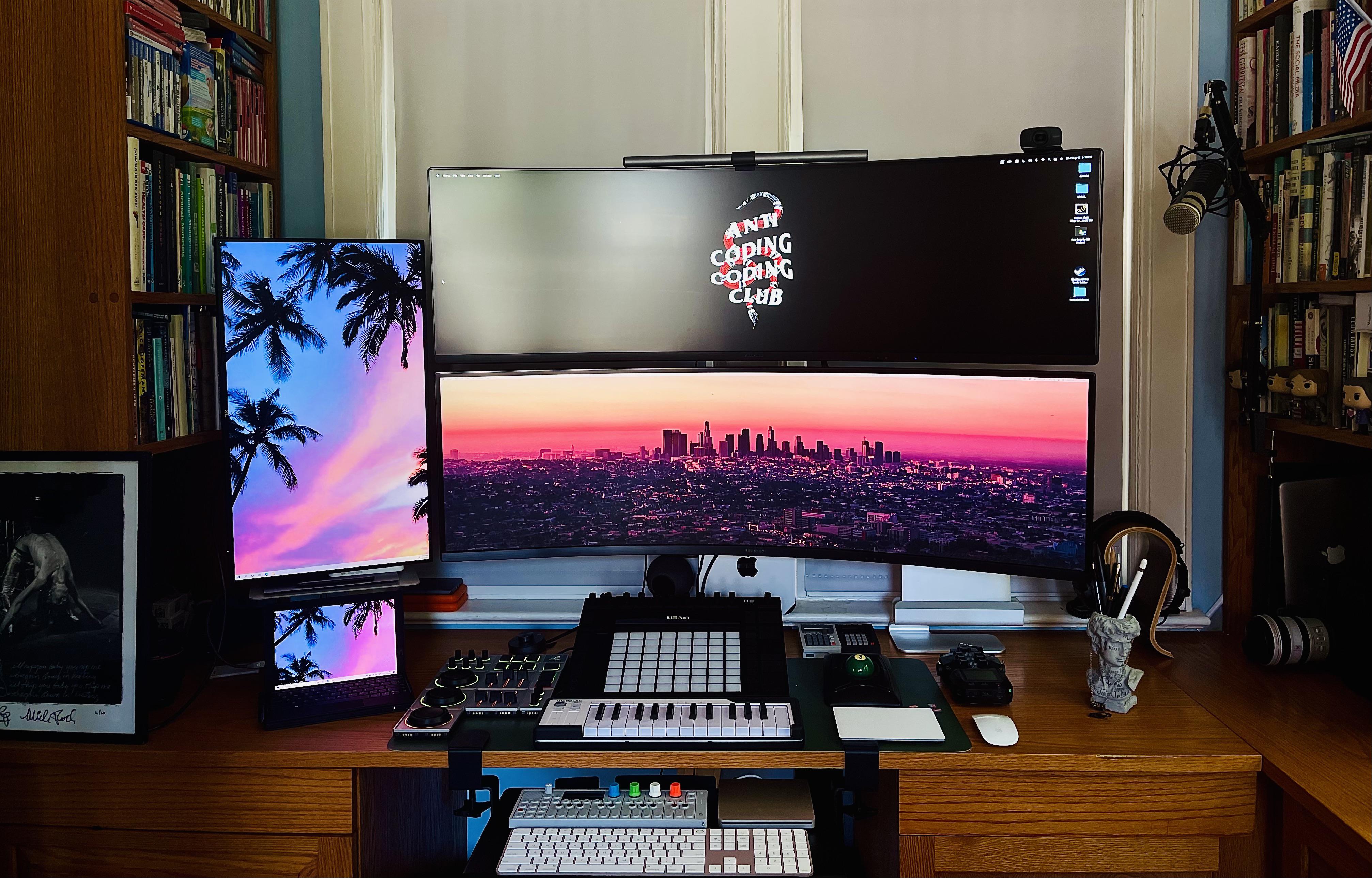 Recently finished my double ultra wide studio/workstation : 49” CGR9 and CGH9 and a Dell ...