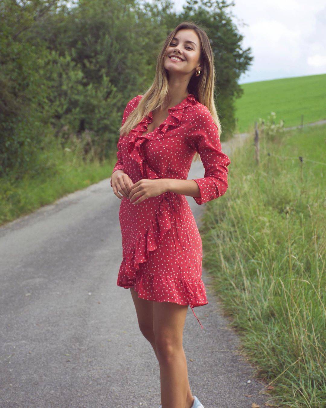 Red dress II | Scrolller