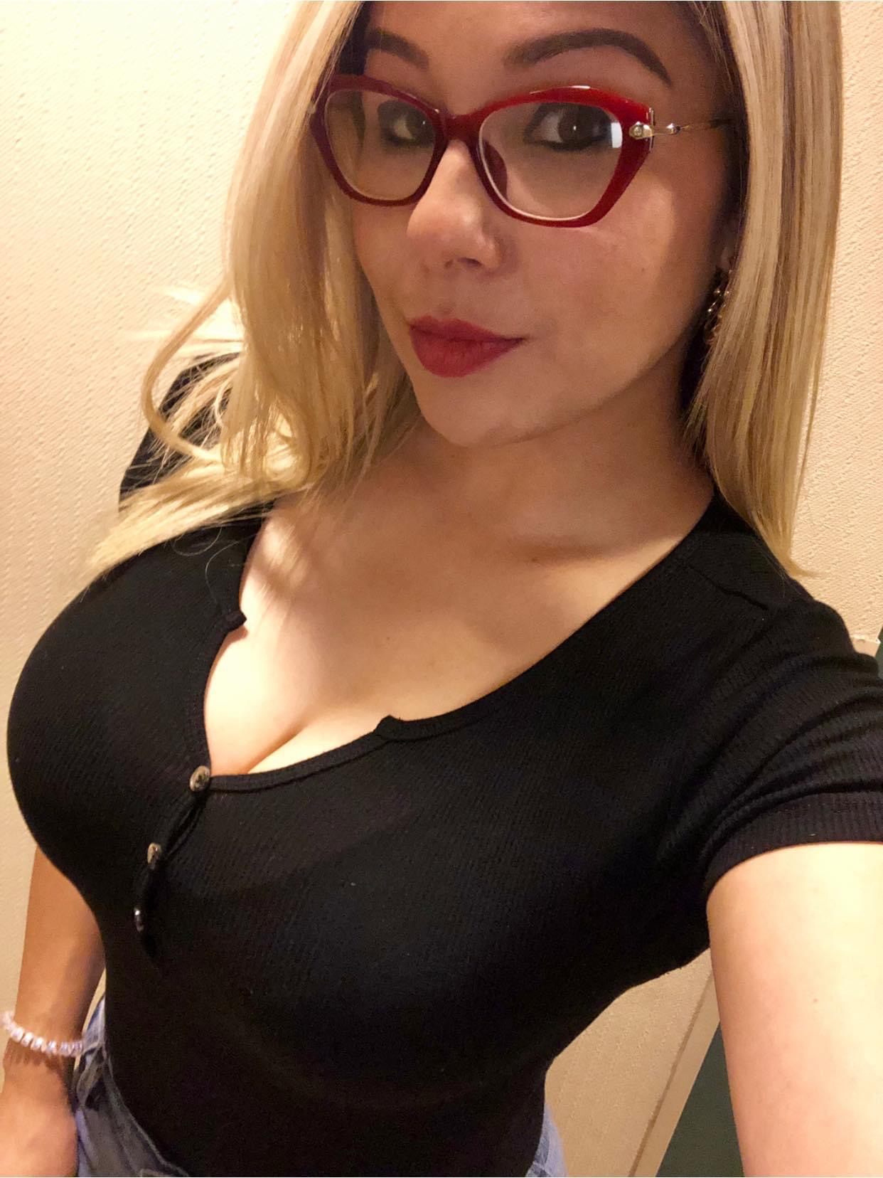 Red Frames, Cute Face, Nice Cleavage | Scrolller