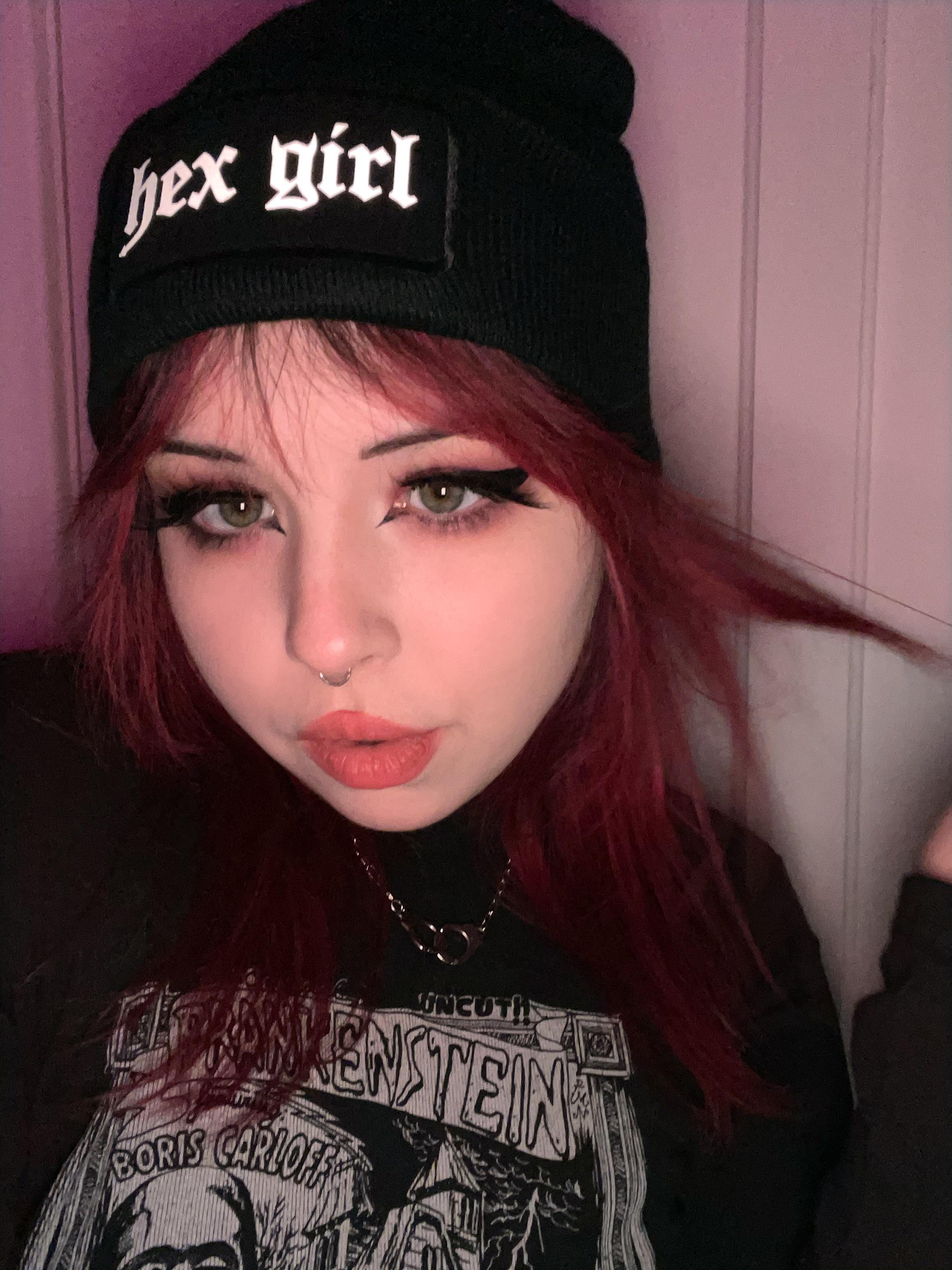 red hair, green eyes - do we like the combo? | Scrolller