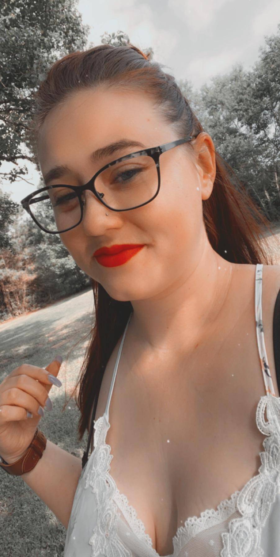 Red lip and glasses | Scrolller