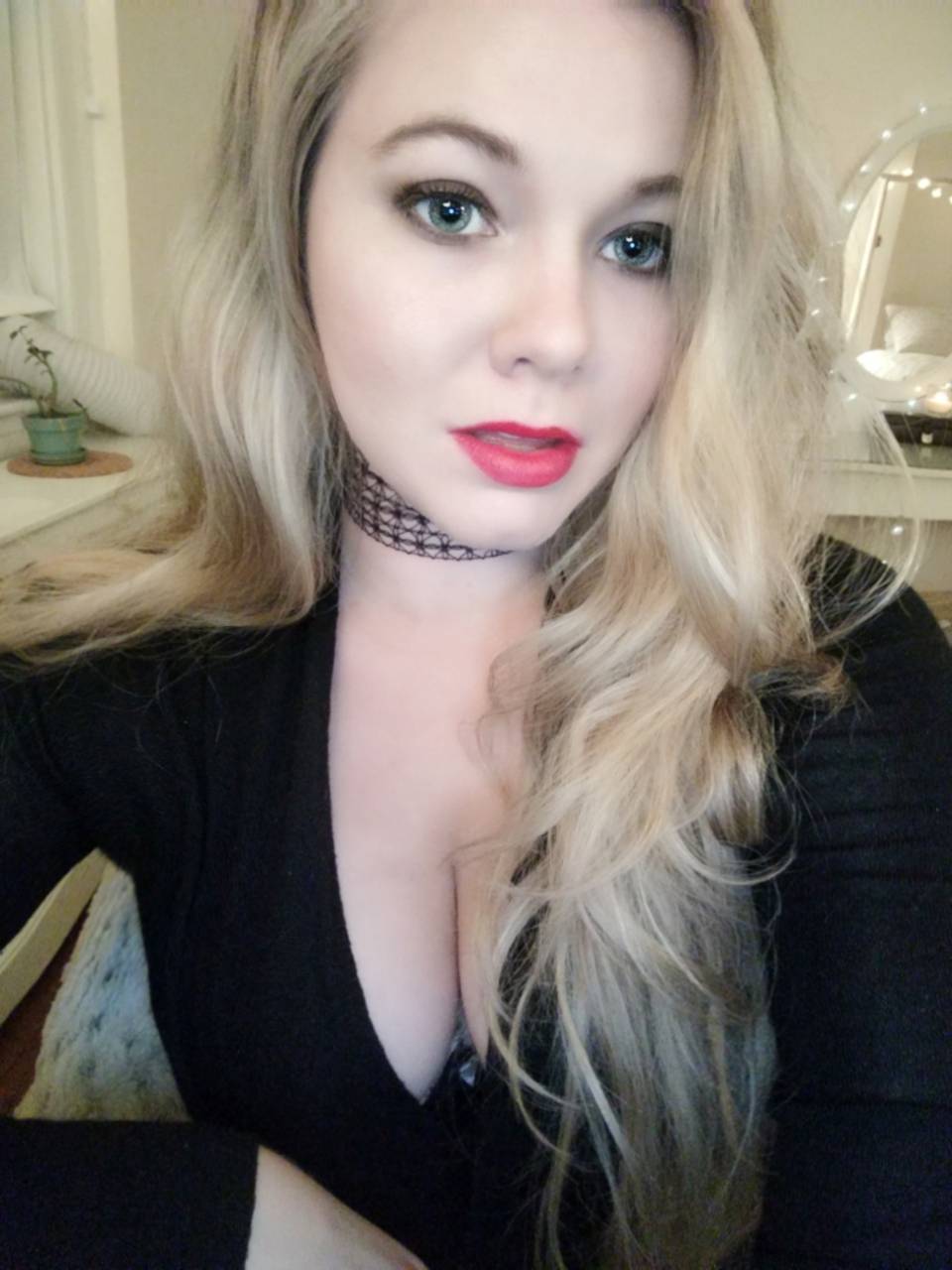 Red lipstick and a black choker | Scrolller