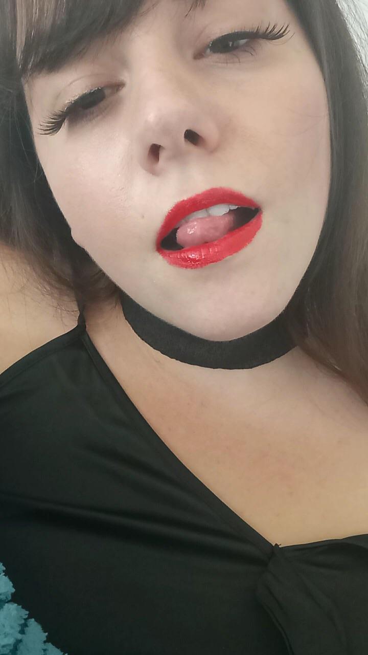 Red lipstick smudges so easily 👄 💄 | Scrolller