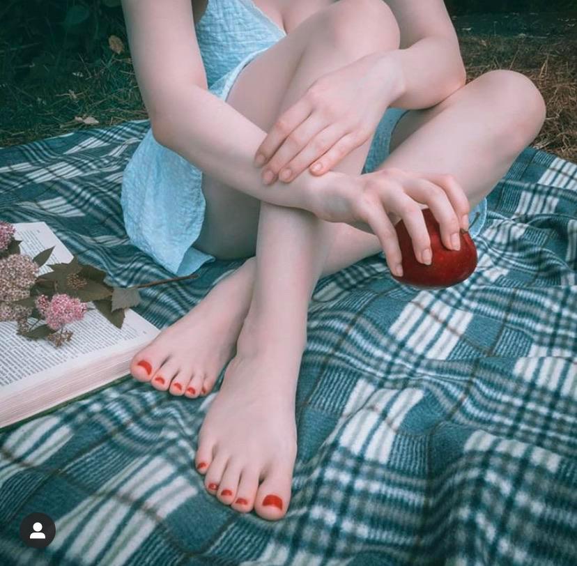 Red nails | Scrolller