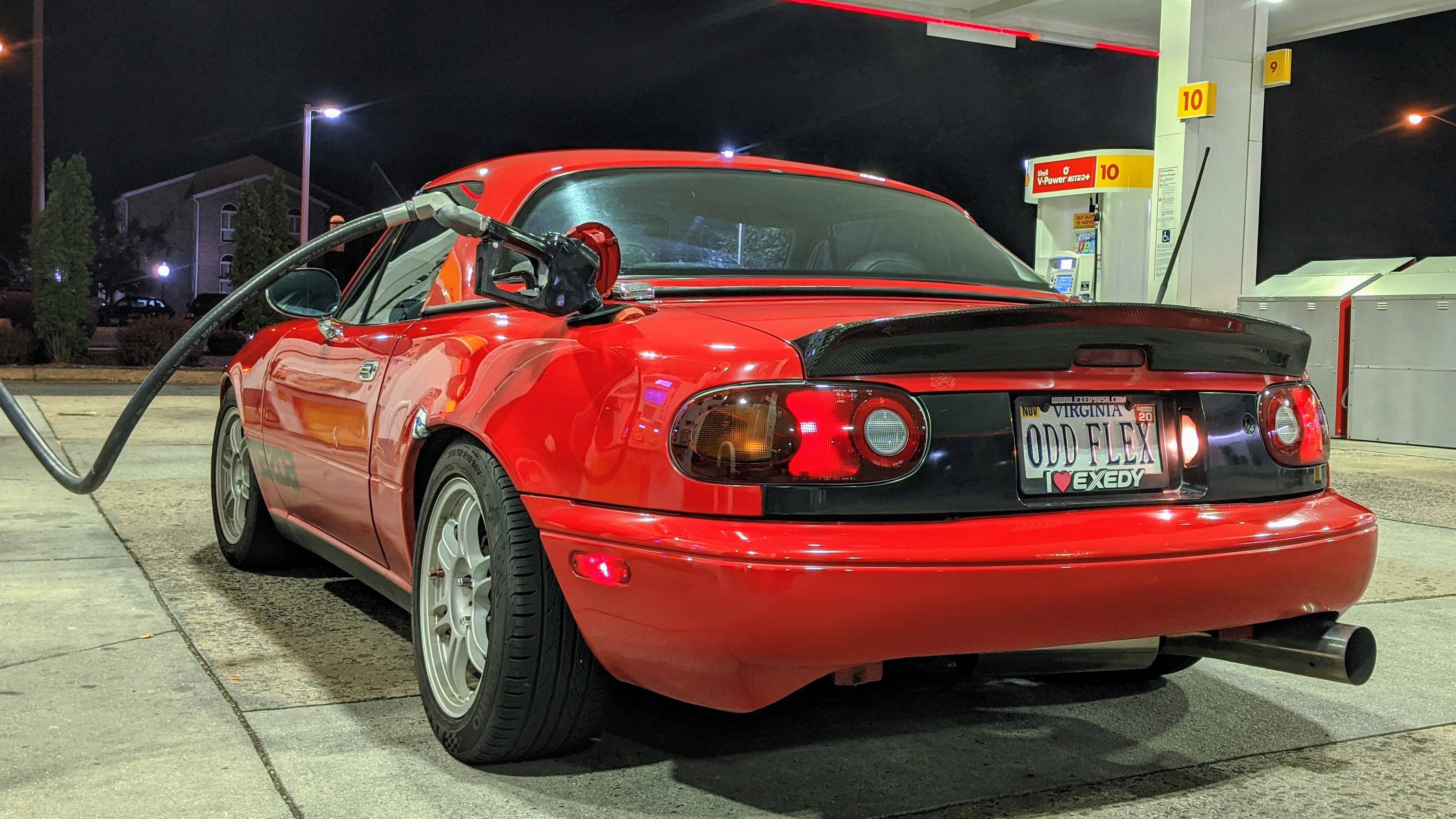 Refueling on the correct side like a normal person | Scrolller