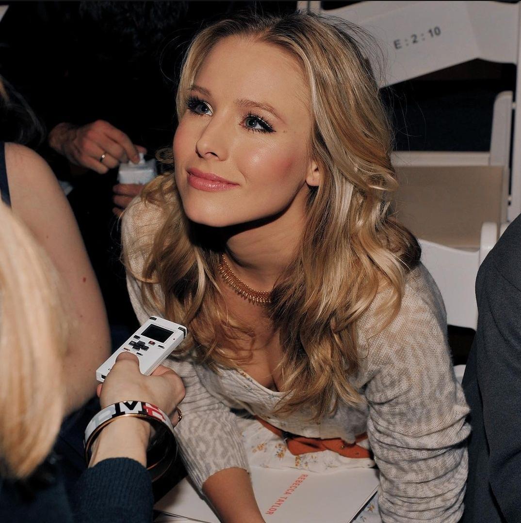 Replace that voice recorder with a cock. Kristen Bell down to her knees ready get face fuck ...