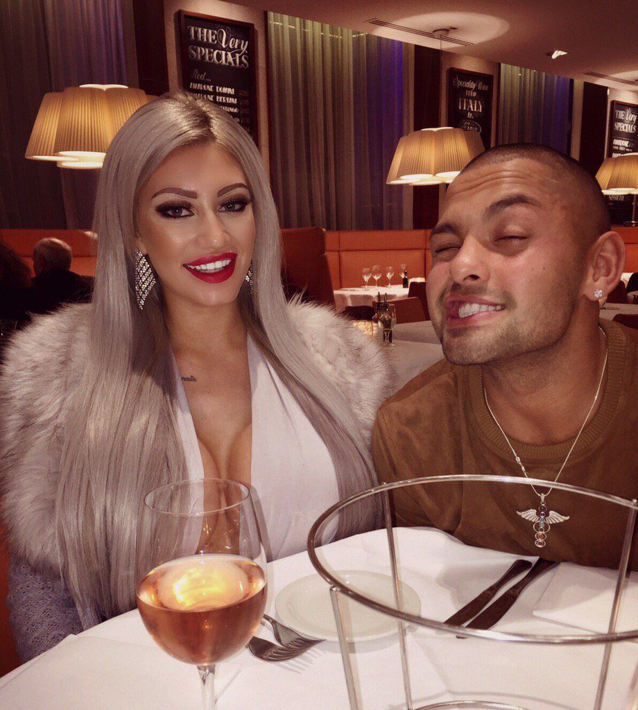 Revealing dress at dinner | Scrolller