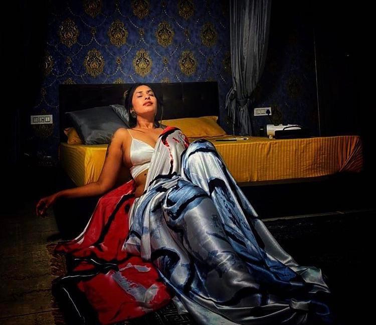 Rishika Kaushal amazingly hot satin saree | Scrolller