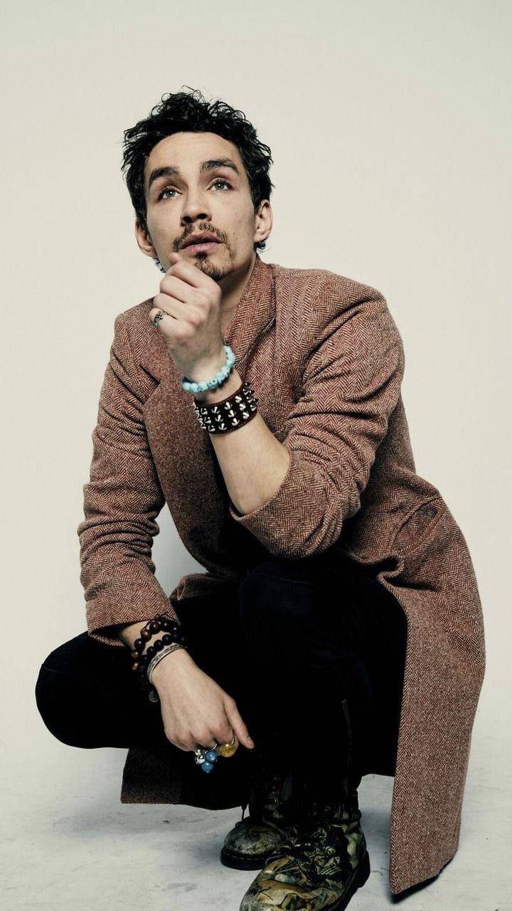 Robert Sheehan | Scrolller