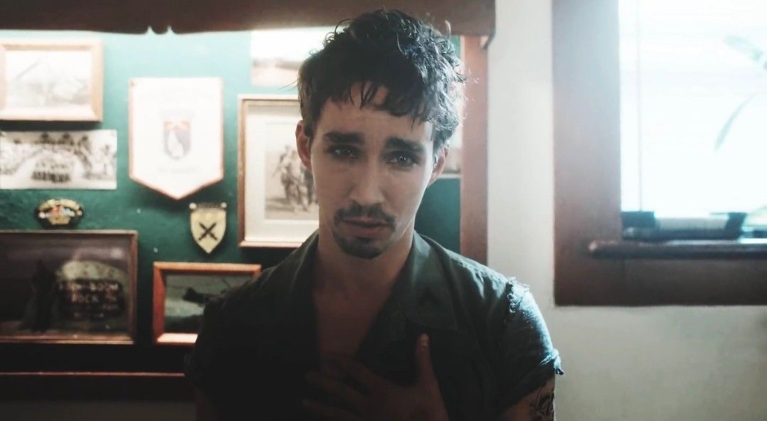 Robert Sheehan is living proof that more men should wear eyeliner | Scrolller