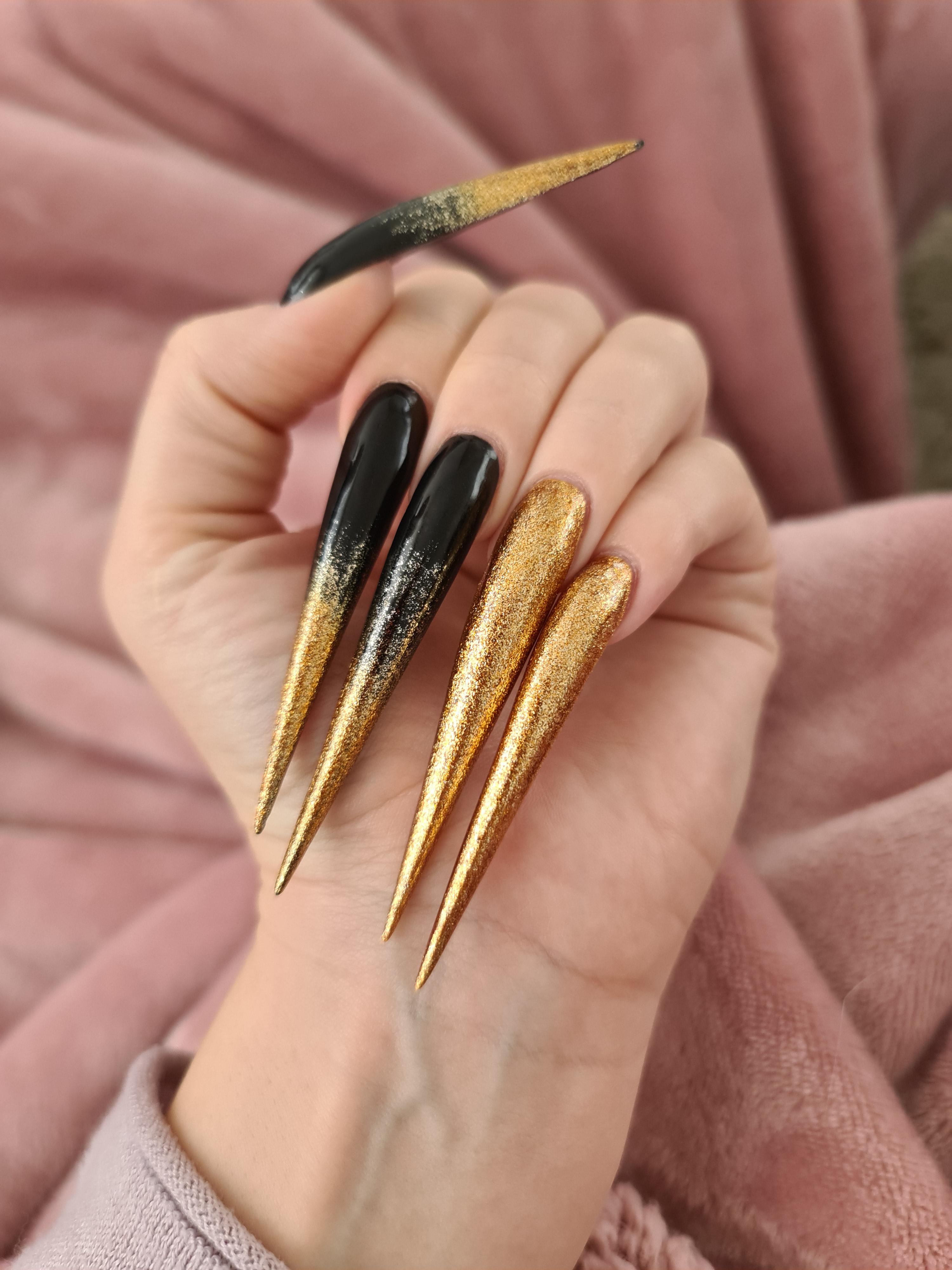 Rocking black and gold stiletto nails | Scrolller