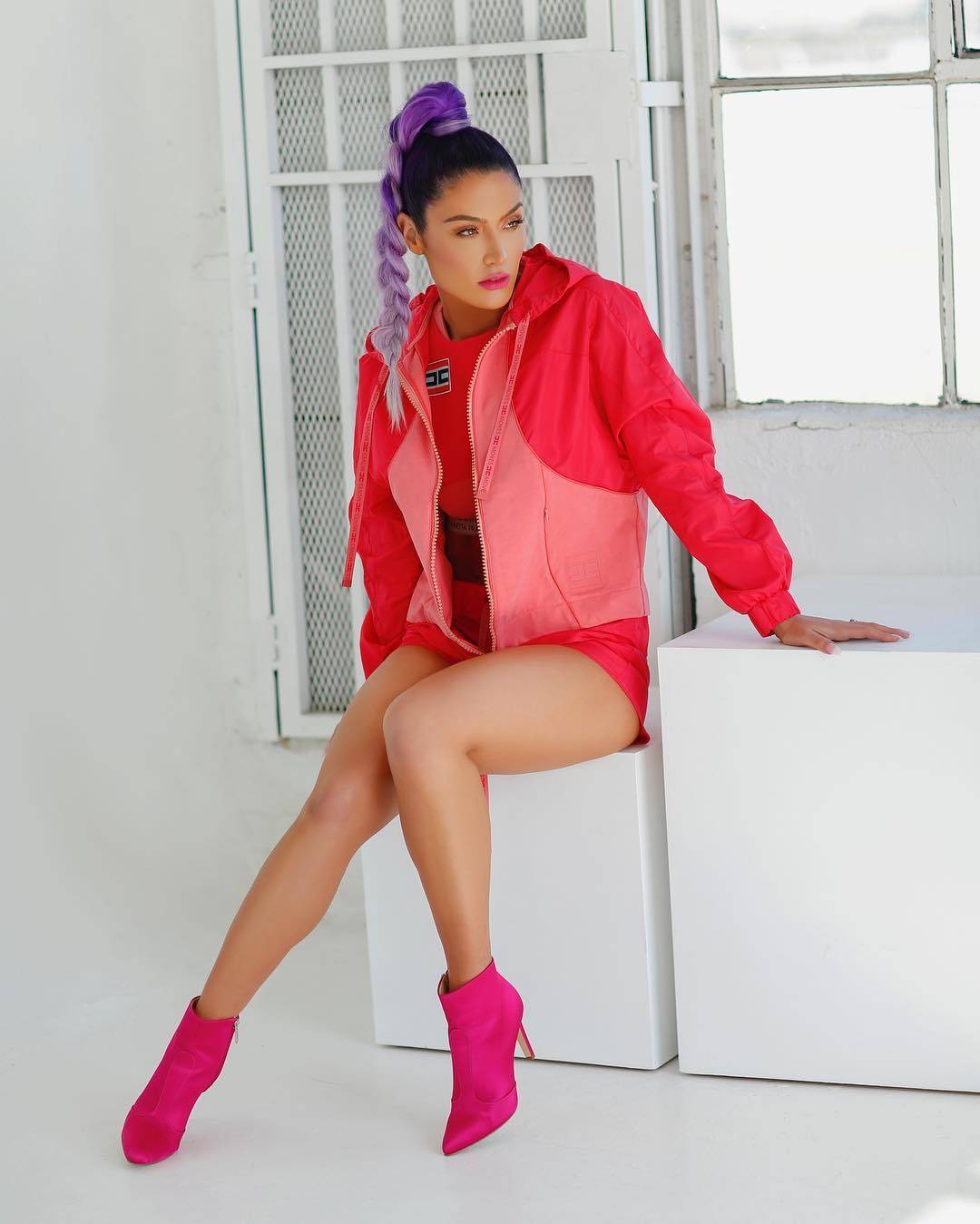 Rocking the pink heels | Scrolller